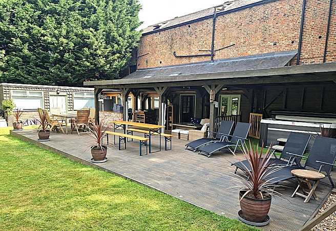 York Hen Do: The Definitive Guide to Party Houses & Packages